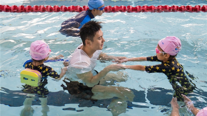 Champion swimmer gives charity lessons to children with heart disease ...