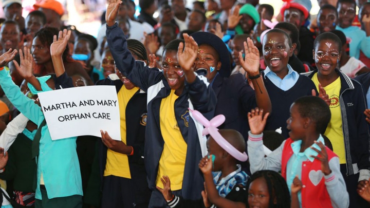 Chinese community in Zimbabwe holds party for local orphans - China Plus