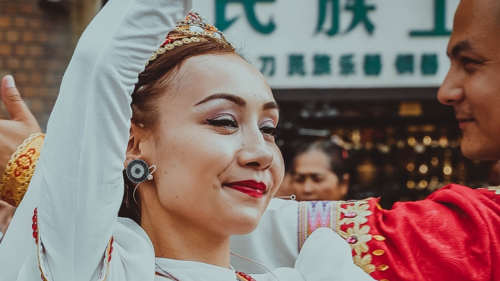 Ethnic minority people illumine International Grand Bazaar in Xinjiang ...