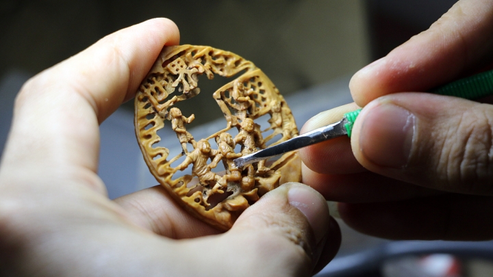 Artist marks World Cup with walnut carving - China Plus