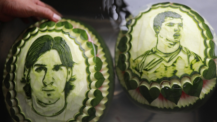 Watermelon works of football players created by a Chinese teacher ...
