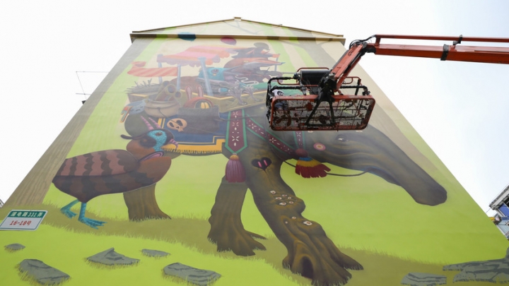 Artists created murals on a residential building in Shanghai - China Plus