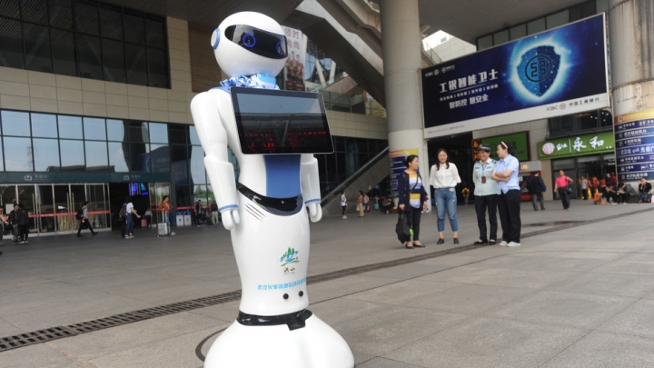 Tour-guide robot at Wuhan Railway Station - China Plus