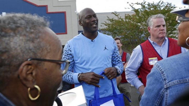 Michael Jordan returns home, meets with hurricane victims - China Plus