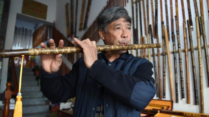 Inheritor makes traditional Yuping bamboo flute in China's Guizhou ...