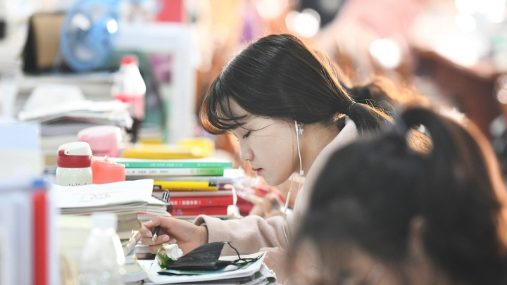 Chinese students gear up for postgraduate admission test - China Plus