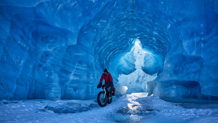Duo cycle through snow and ice over 10 hours - China Plus