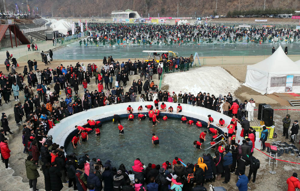 South Korean winter festival draws crowds of ice fishers - China Plus