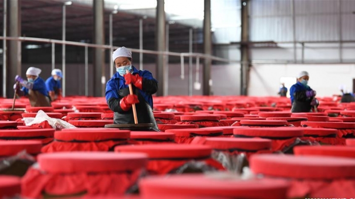 Workers make red sour soup in Guizhou - China Plus