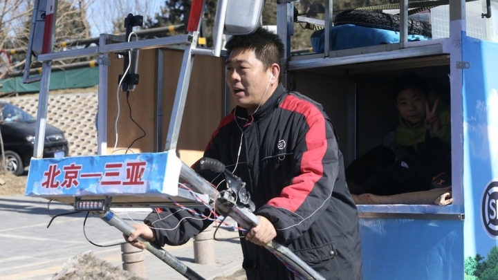 Delivery man livestreams Beijing to Sanya trip on foot - China Plus