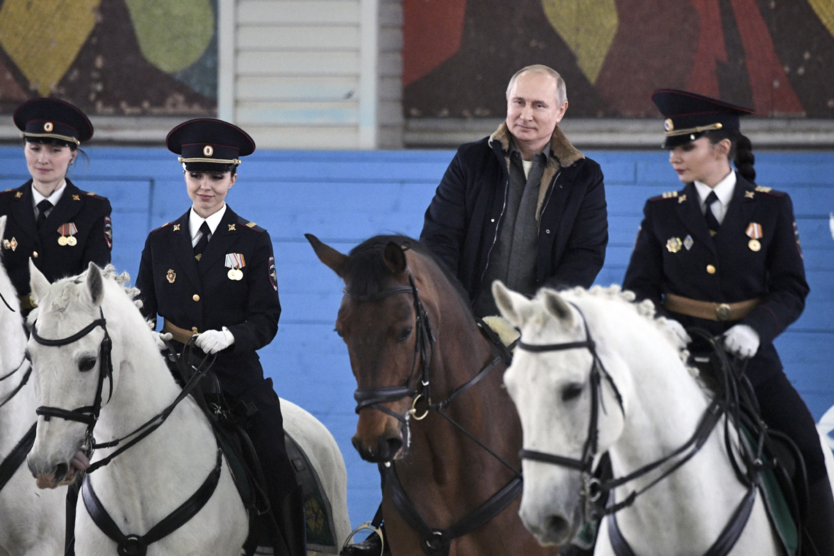 Russian President Putin rides horse when visiting Moscow mounted police ...