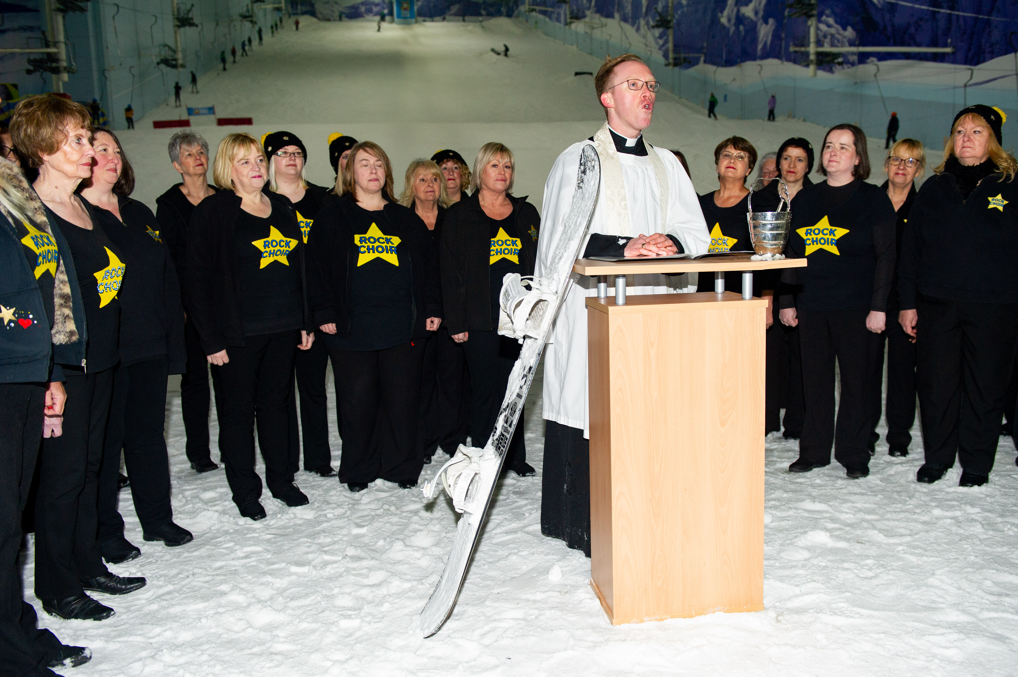 Priest performs snowboarding church service - China Plus