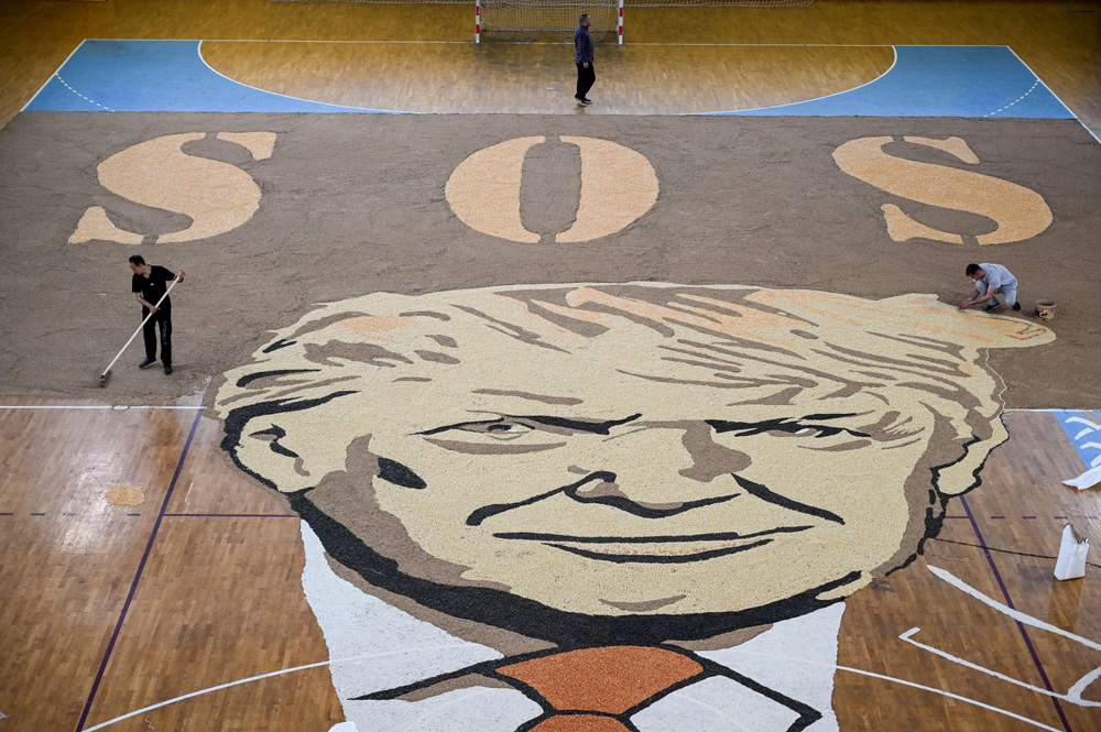 Kosovo artist aims for Guiness World Record with giant Trump mosaic ...