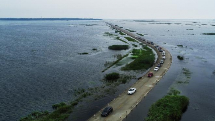 Walking along 'water' highway on Poyang Lake - China Plus