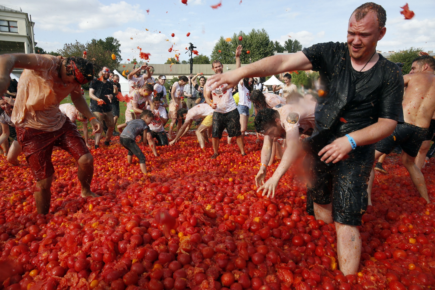 Tomato fight fun in Russia - China Plus