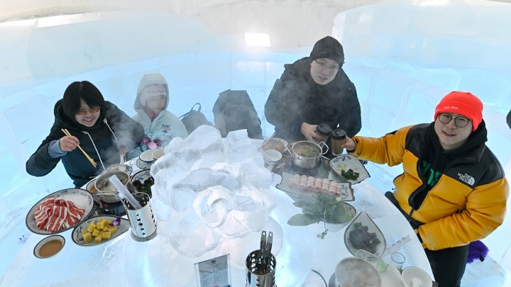 Hotpot in ice hut gains popularity in northeast China's Harbin - China Plus