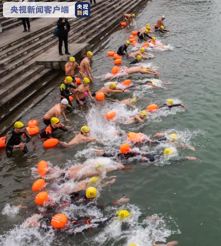 Chongqing, mille appassionati di nuoto invernale attraversano il fiume ...