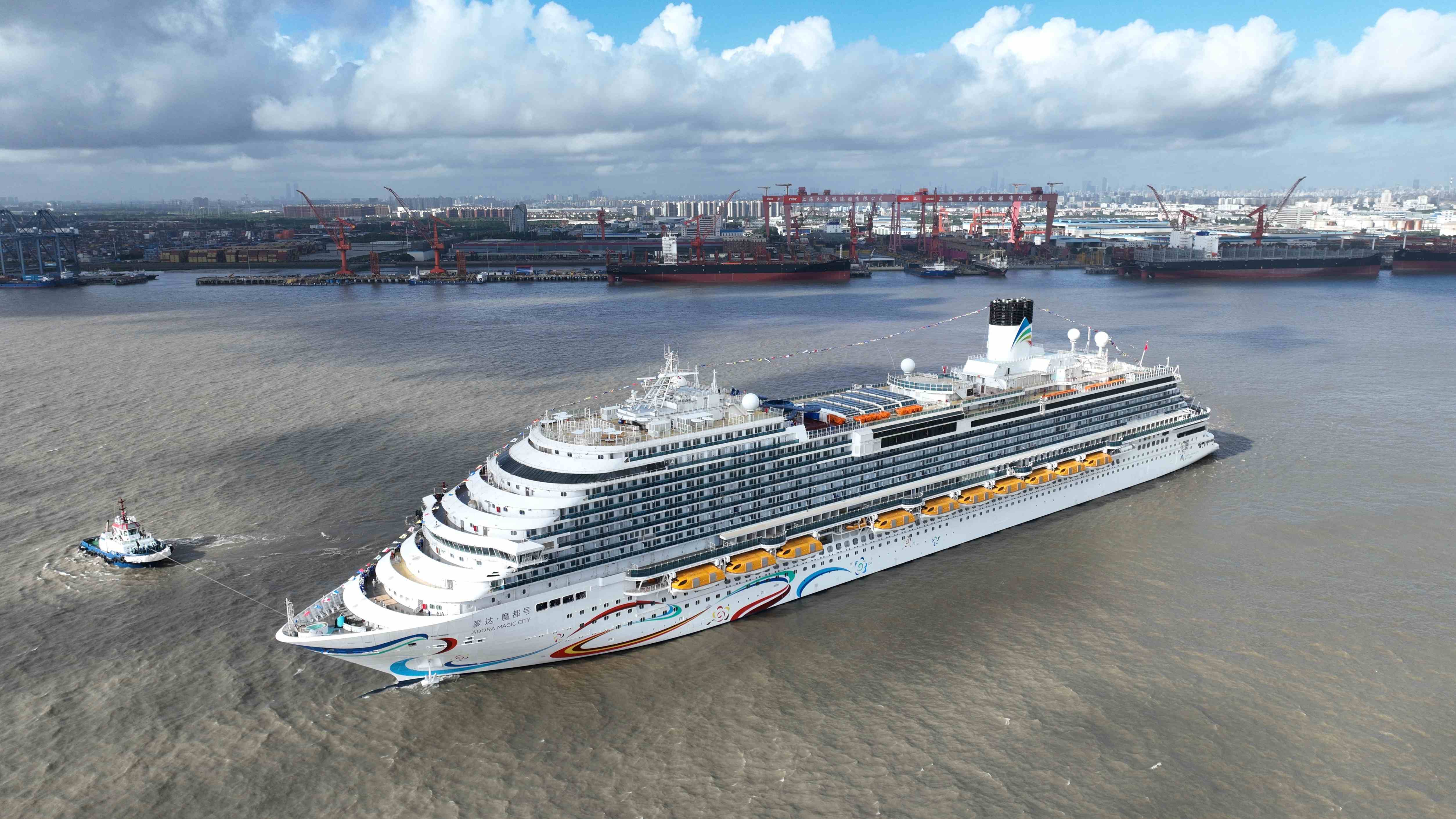 Chinas erstes selbst gebautes großes Kreuzfahrtschiff sticht zur ...