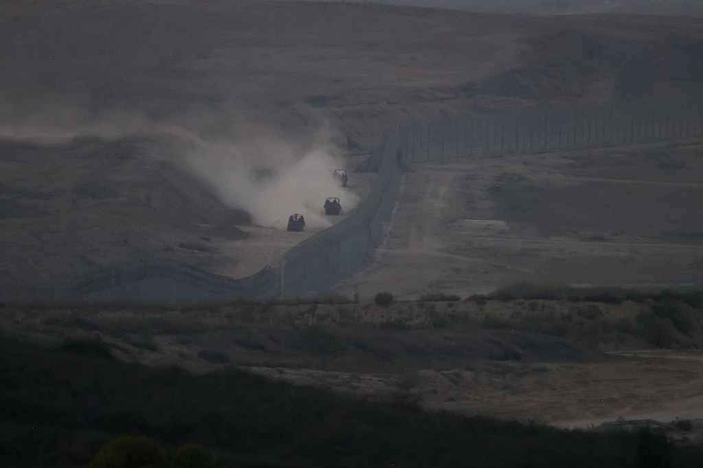 Ивицата Газа е разделена на две докато израелските войски разширяват въздушните удари