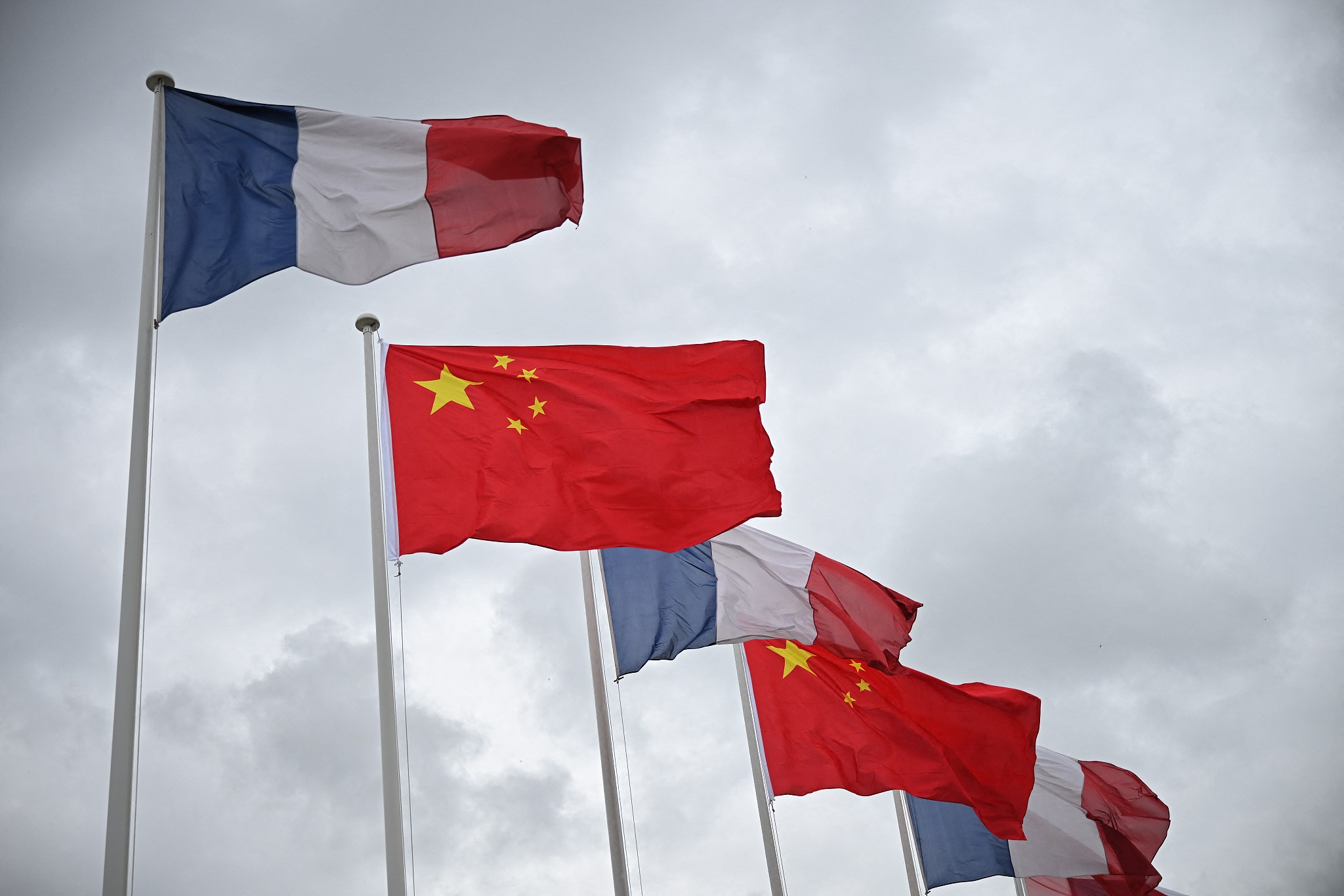 „Фигаро“ публикува статия на Си Дзинпин за насърчаване на мира