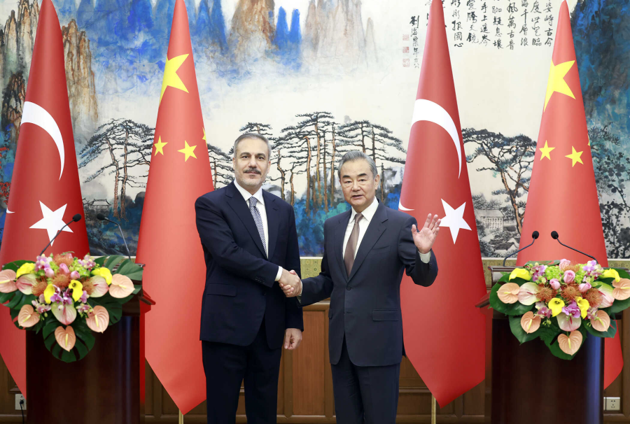 Външните министри на Китай и Турция обсъдиха украинската криза