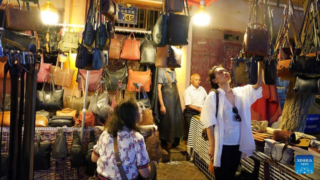 Kashgar transformiĝas en unikan turisman celon kun historio kaj moderno