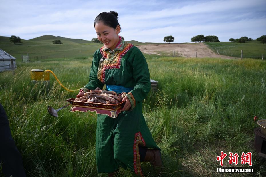 สาวมองโกเลียในถ่ายคลิปโปรโมทบ้านเกิดตน