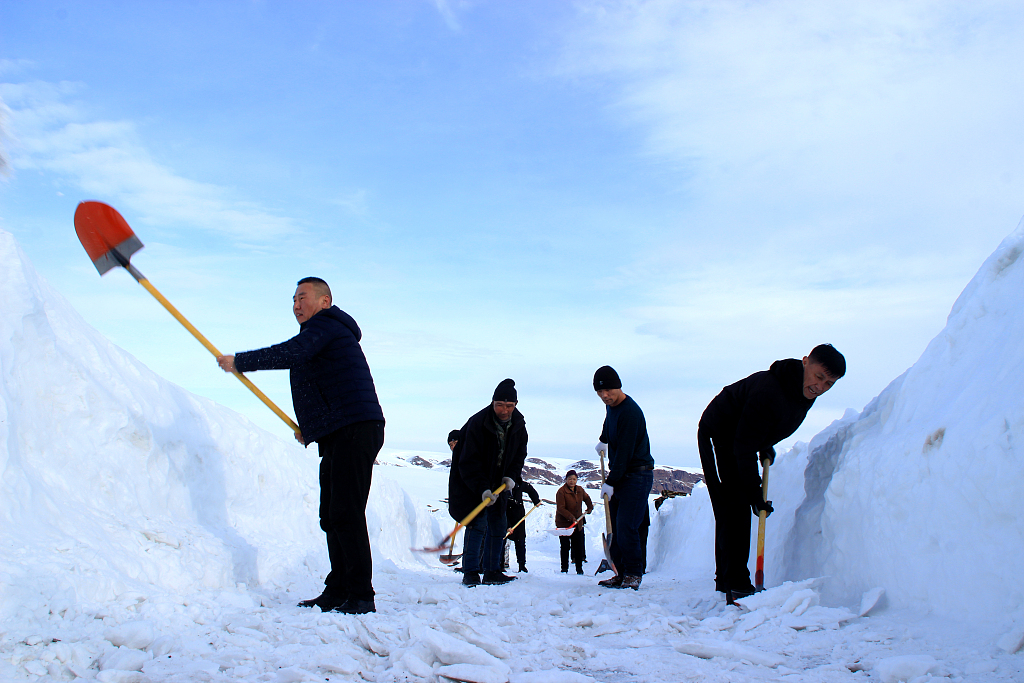 Kina përfshihet nga rryma të ftohta ajri